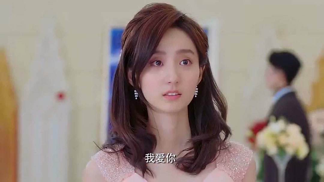 男子在自己T恤上写的数学公式,美女却给解出来了,原来是要告白