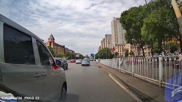 这种剐蹭事故会有的人会说让一下怎么了?还是不要惯着他?