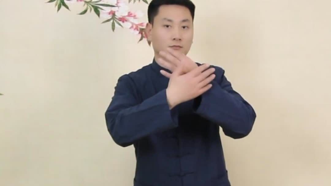 一个简单健身动作,缓解肩背僵硬,还抻拉大肠经,改善便秘腹胀!