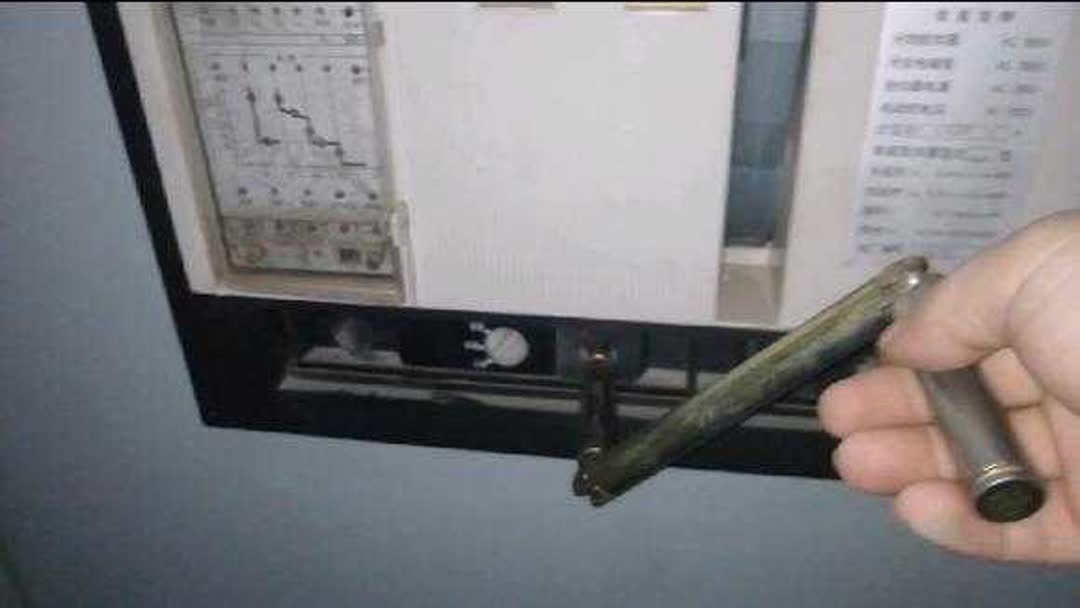 前段给大家发了个DW15老式断路器,今天看看这种智能的万能断路器