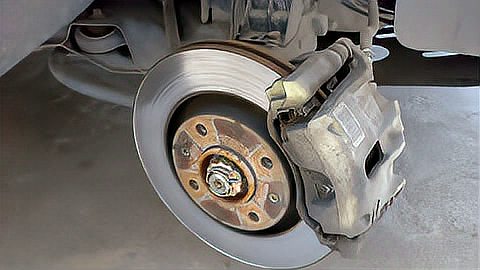 汽车刹车片多久换一次？这些小细节开车要注意