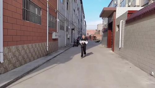 工资和以前一样多,为什么现在花不完?姐妹俩一合计原来是这样