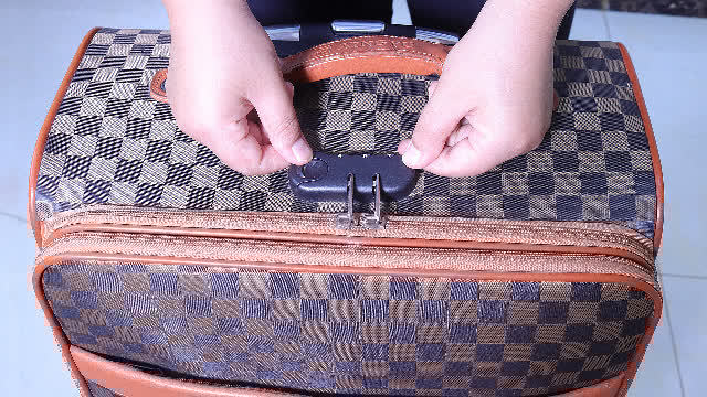 这种行李箱密码忘了怎么办?教你一招,转一转30秒轻松开锁