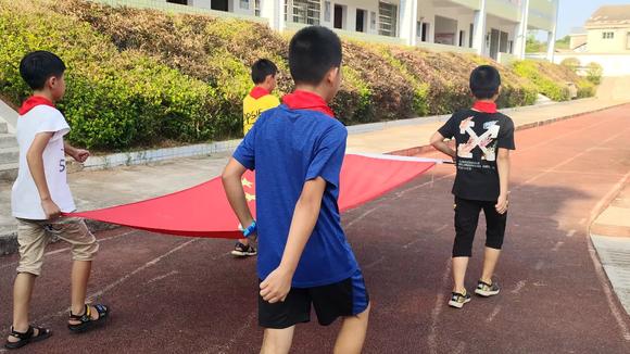 刚选出来的小旗手就开始了一遍一遍的训练