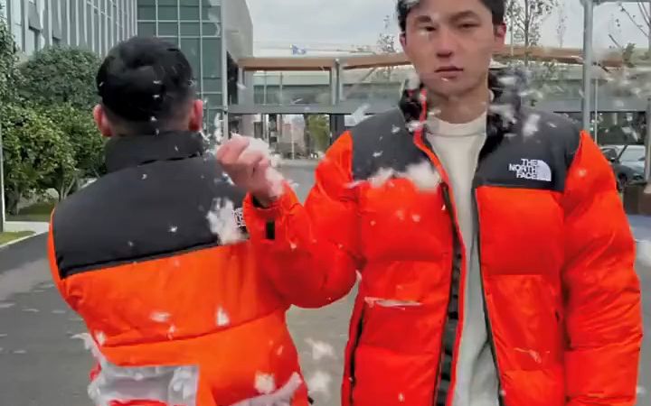 50_6_街头撞衫北面羽绒服是羽绒服还是棉服?直接当场全割开户外...