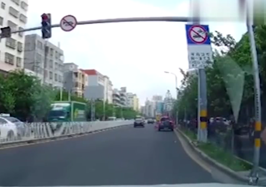 小轿车撞上电动车,轿车司机吓得没敢说话,这到底是谁责任?