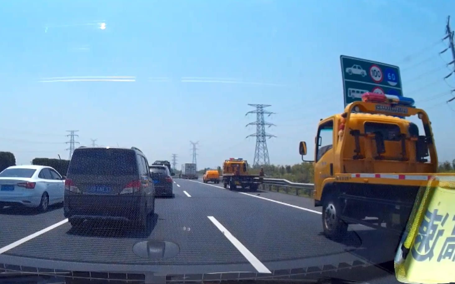 ...2021五一假期,高速清障大队使用星际警报器快速赶至事故点清障作业