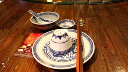 饭店吃饭之前总喜欢用开水烫碗筷?这样真的可以消毒吗?