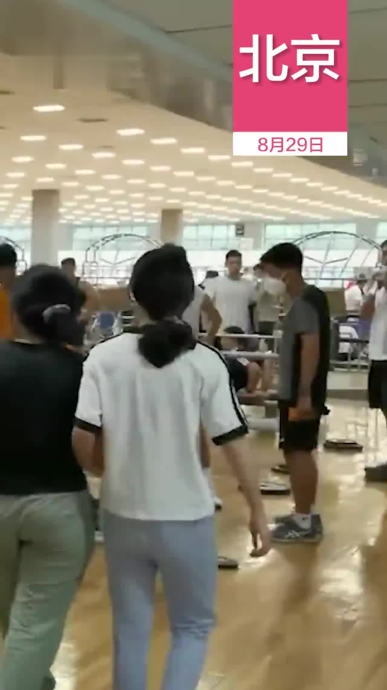 北京体育大学新生被学校健身房画面震撼:有器材的地方都有人在锻炼