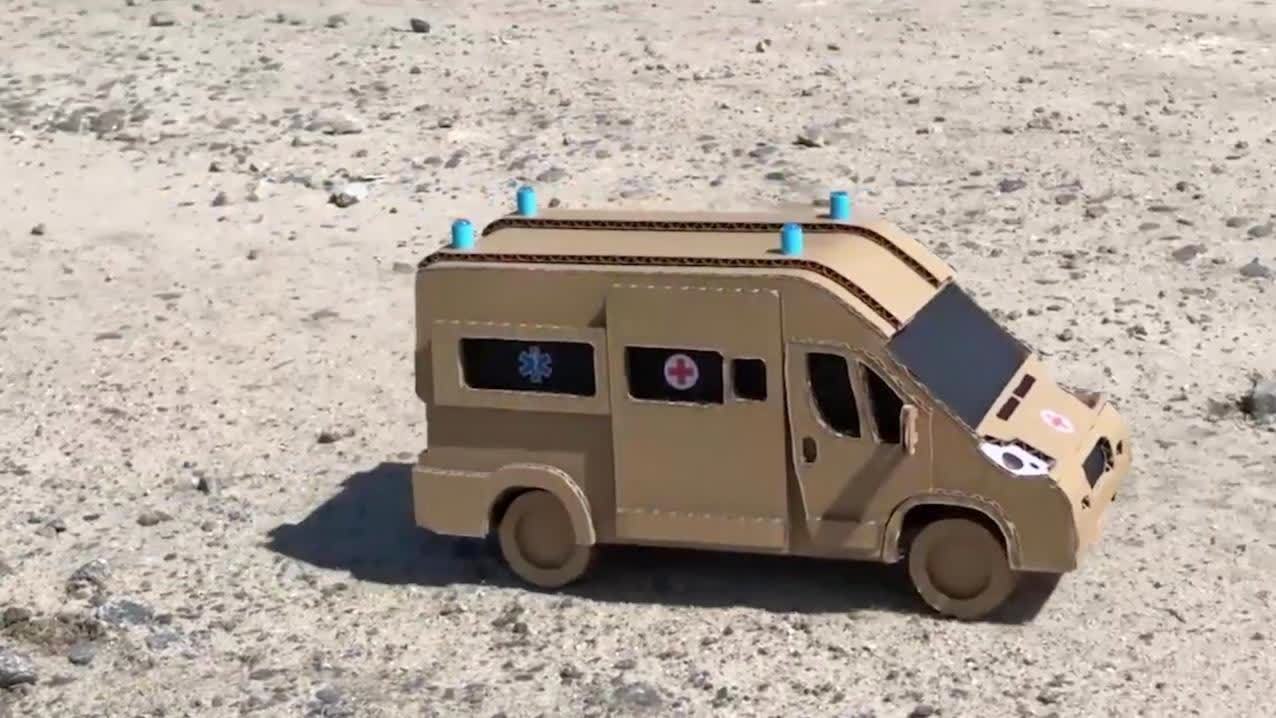 这手真够巧的,救护车模型都能做出来,关键还可以动