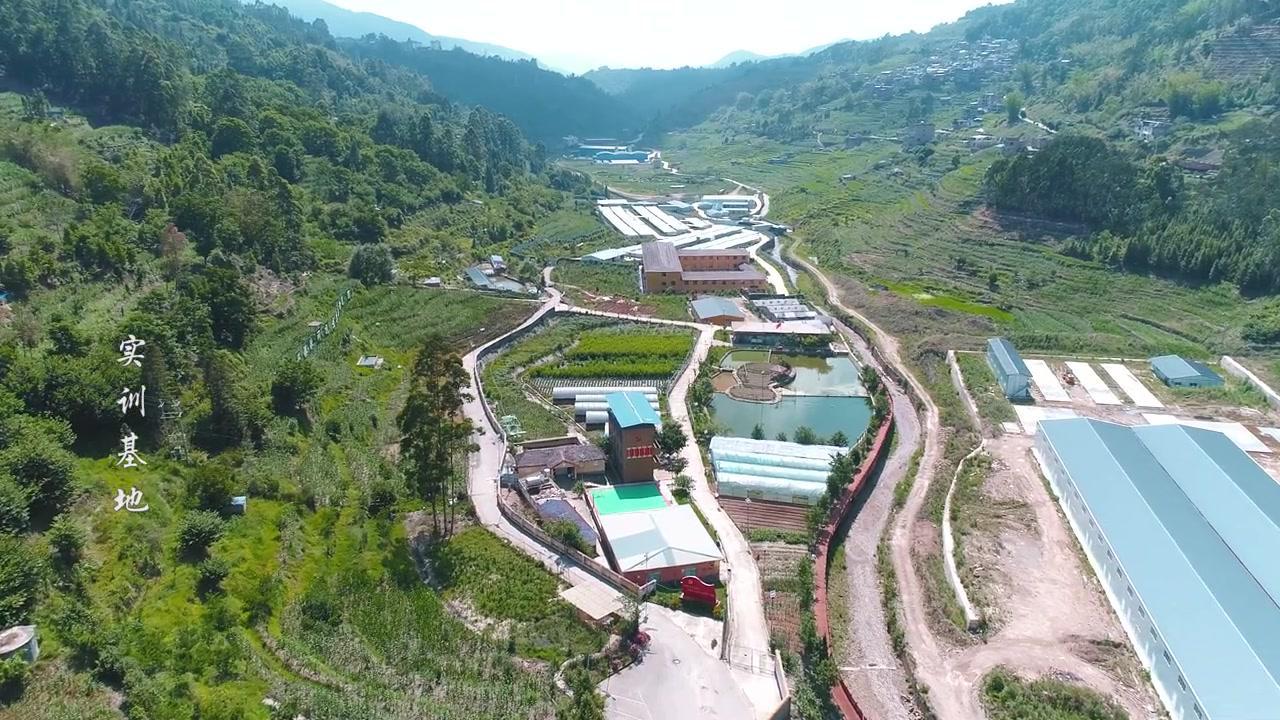 ...建立种植、养殖、渔业等实训基地,践行"课堂教学+实地培训"模式,...