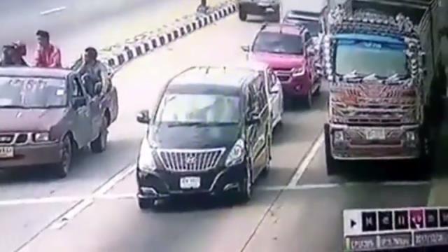 皮卡车遭货车追尾,坐在车厢后面的一群男子瞬间懵了