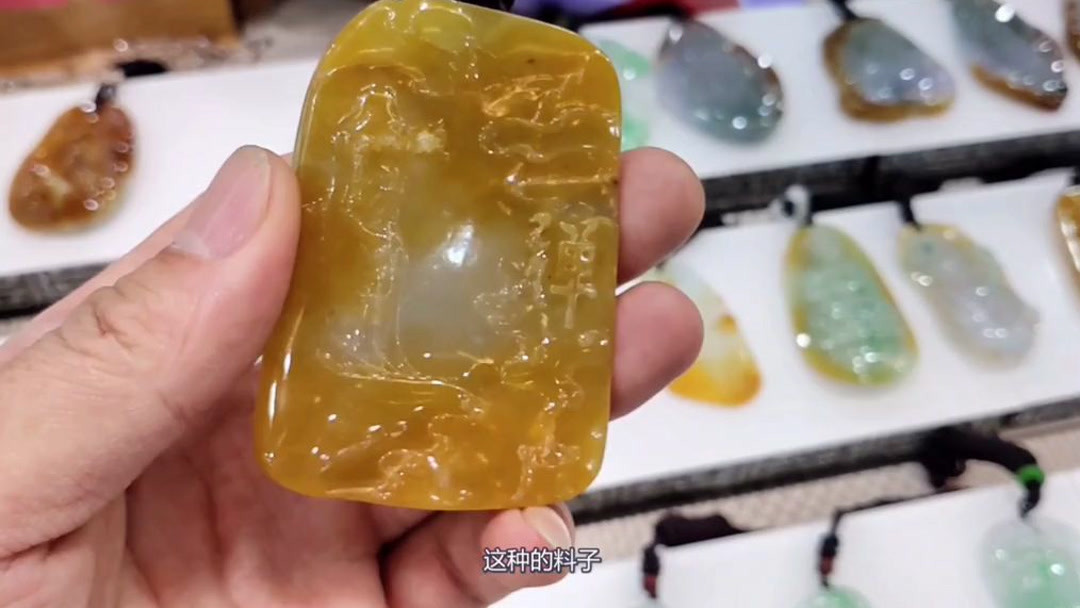 价值过万的黄色翡翠挂件,你了解多少?为什么黄翡价值如此之高?翡翠...
