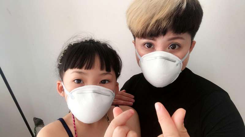 90后创业宝妈和小女孩教你怎么正确的佩戴N95口罩,孩子一学就会