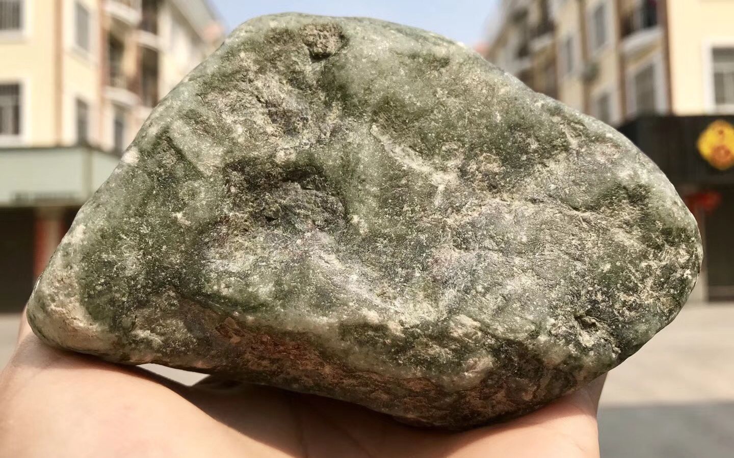 不是每一块会卡翡翠原石都是水翻砂皮壳,一定要认清皮壳!