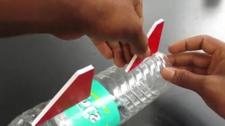 家中废旧塑料瓶不要扔,牛人3分钟教你制作玩具船,好玩又防水