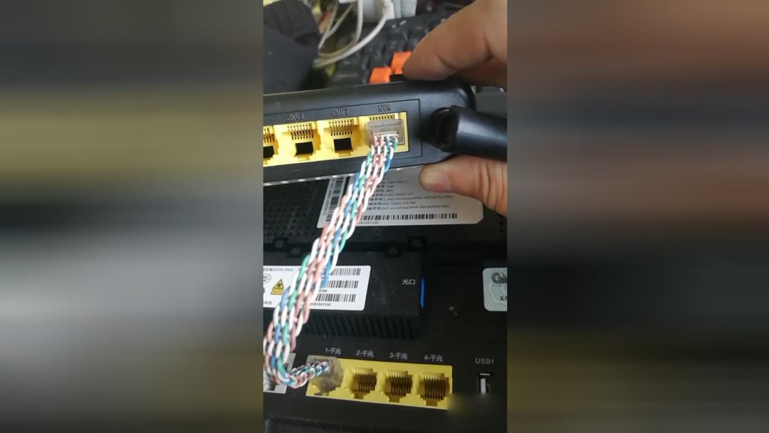 路由器与光猫连接,不要连错口一端插在光猫LAN1另一端连在路由器的...