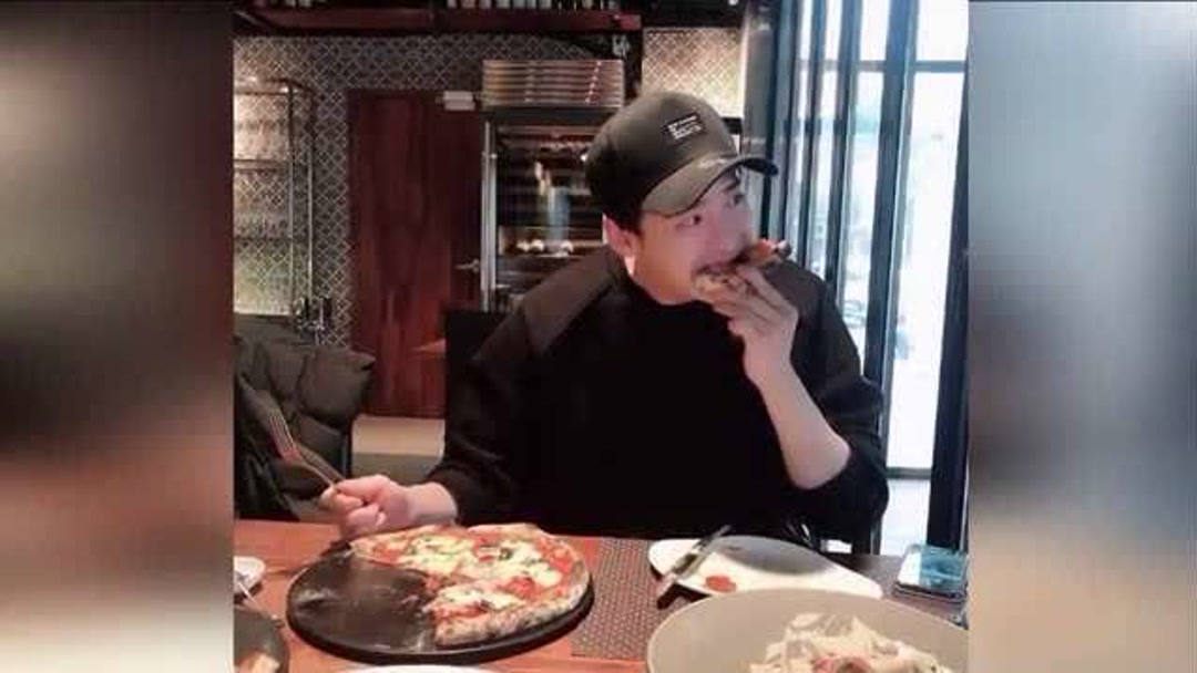 李钟硕晒吃披萨照片 身体发福称“不想减肥”