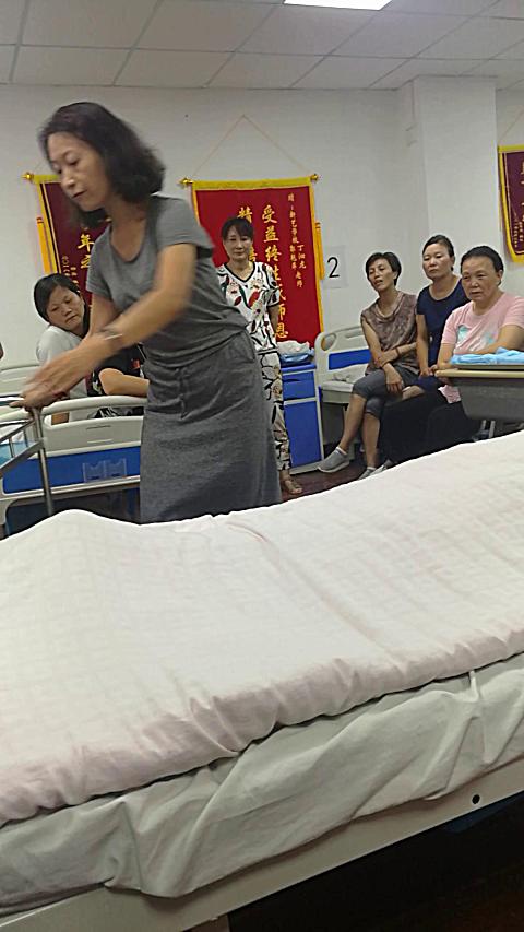卧床老人便器使用