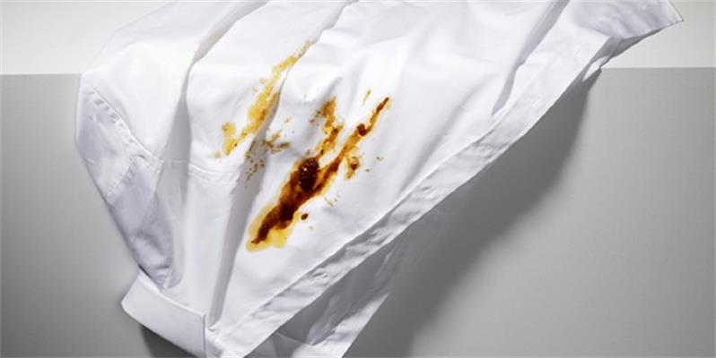 衣服粘上油渍很难清洗干净?只要学会这招,就能轻松洗净不留痕迹