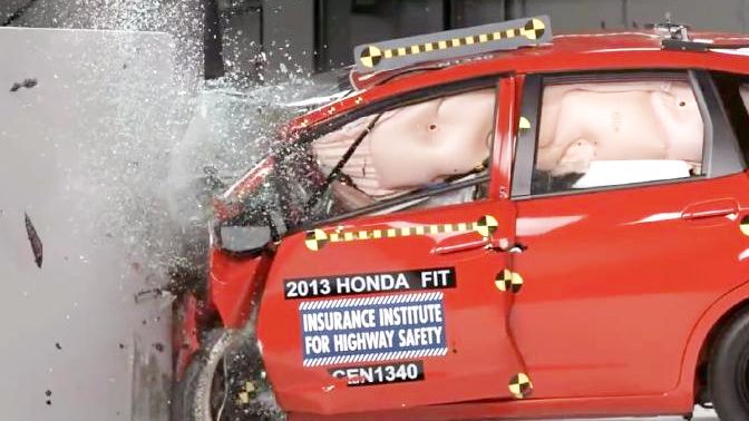 本田飞度正面小角度碰撞测试,看完心态爆炸