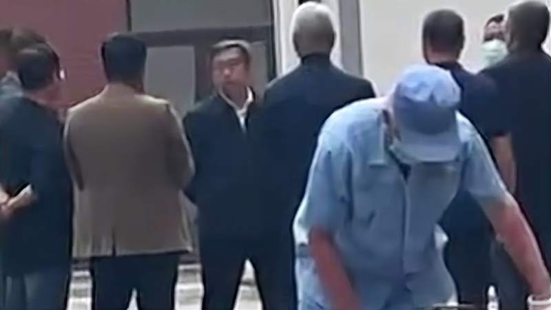 辽宁一小学宣传栏砸倒学生致1死2伤,家长:临时放墙边没固定