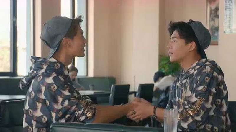 两个小伙这一模一样的打扮,跟看到另一个自己一样,美女都懵了