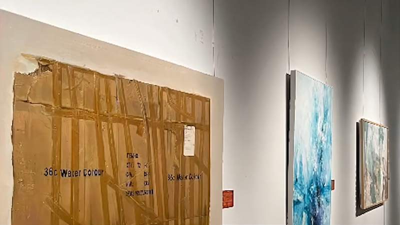 男生画了幅“废纸箱”做毕业设计,没想到被美术馆选上,网友怒赞