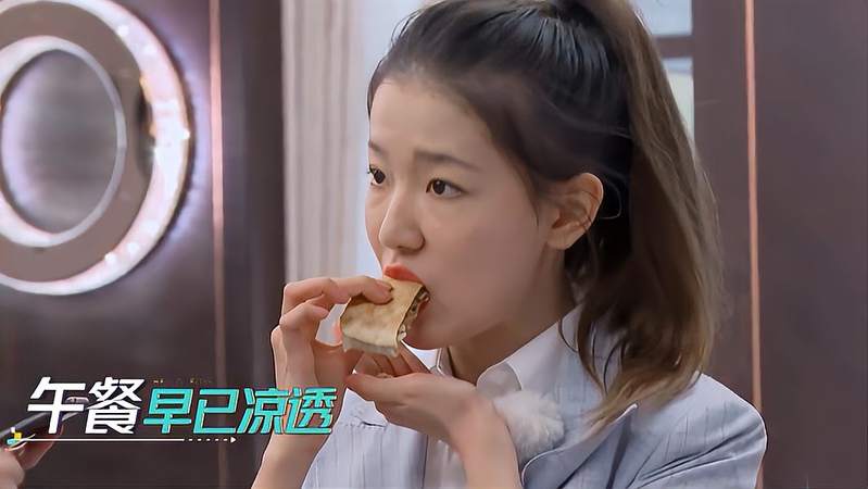 孟羽童太拼了!午餐只能吃冰冷的土豆丝饼,狼吞虎咽令人心疼!