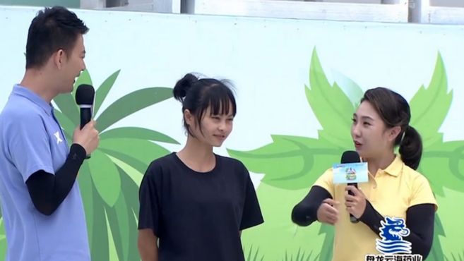 美女护旗手闯赛道,动作霸气十足,完全不输小伙丨男生女生