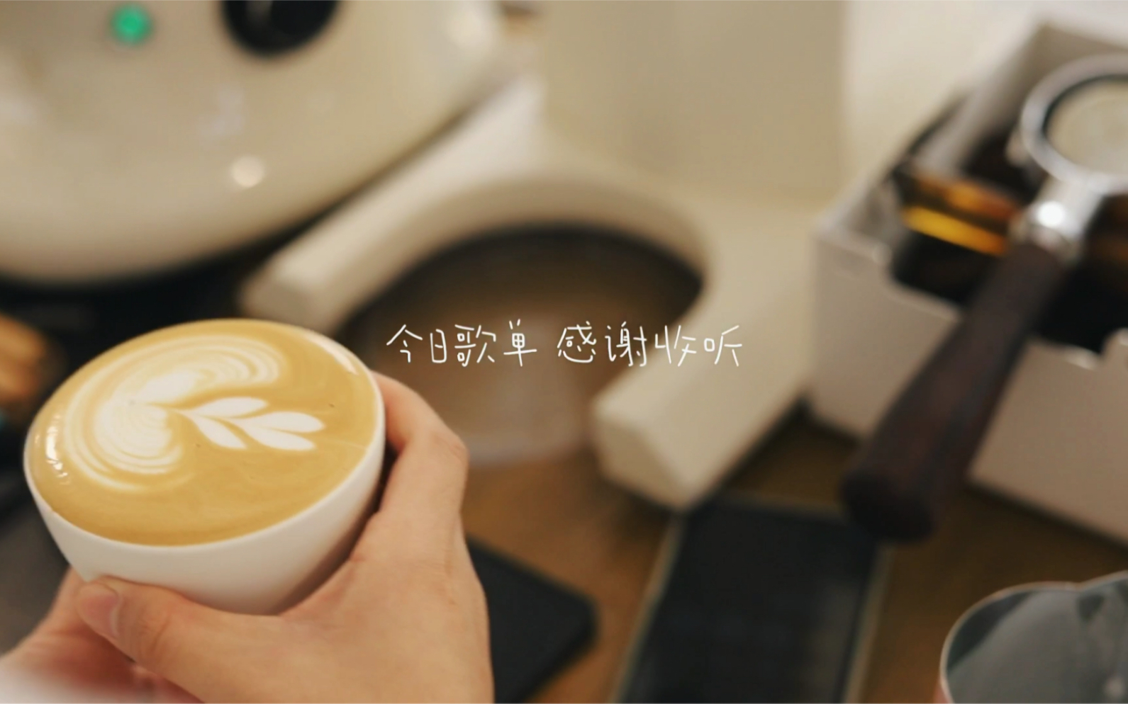 小镇里的精品咖啡馆,雨天馆子的日常日复一日看似重复但可以有一千...