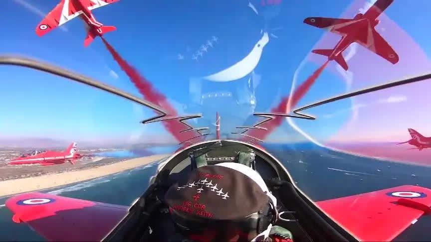 高空俯视!“红箭”飞行表演队在蓝天齐舞