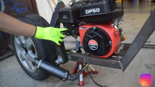 牛人就是牛人,自制消音排气管,不知道是什么高科技原理