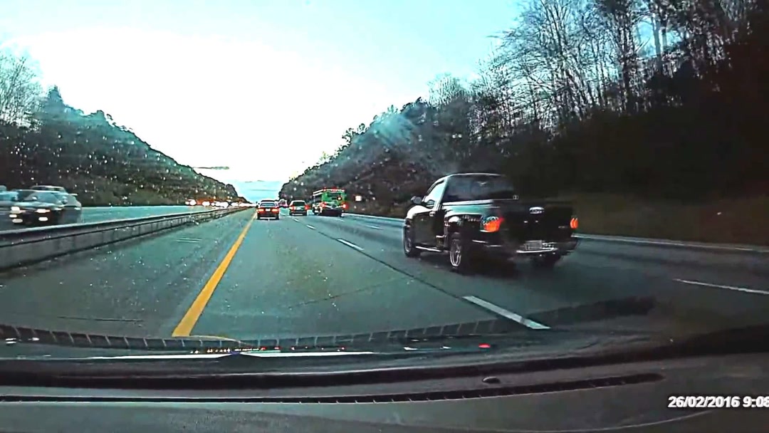 刹车失灵后,出现的车辆事故