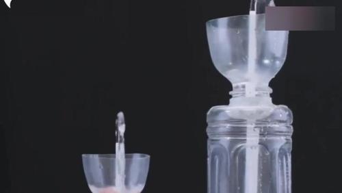 2个塑料瓶就能自制一座喷泉,出水那一刻,众人直呼不可思议