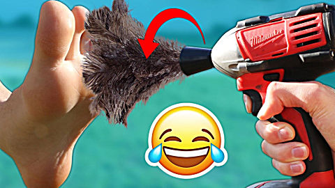 老外自制挠痒神器,看看谁的憋笑能力最长,网友:原谅我笑出声!