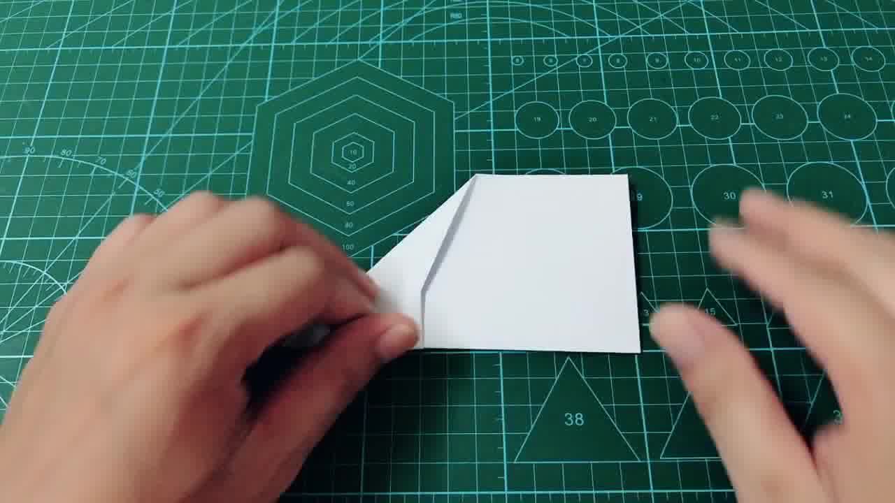 像回旋镖一样飞的纸飞机