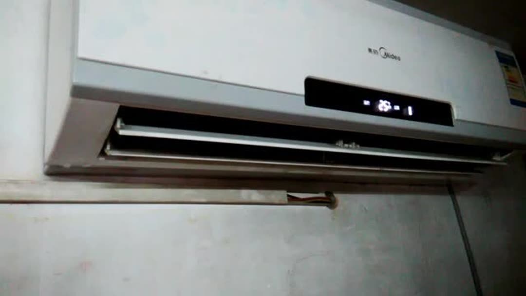 挂式空调室内机漏水就是空调室外出水口被污渍堵了,对准出水管使劲...