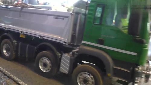 斯堪尼亚卡车,如此巨大的车厢,就一根液压杆,就顶起来了!