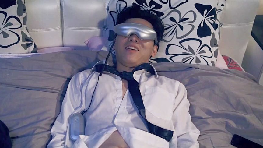 电影:小伙获得VR眼镜,可以体验别人的人生