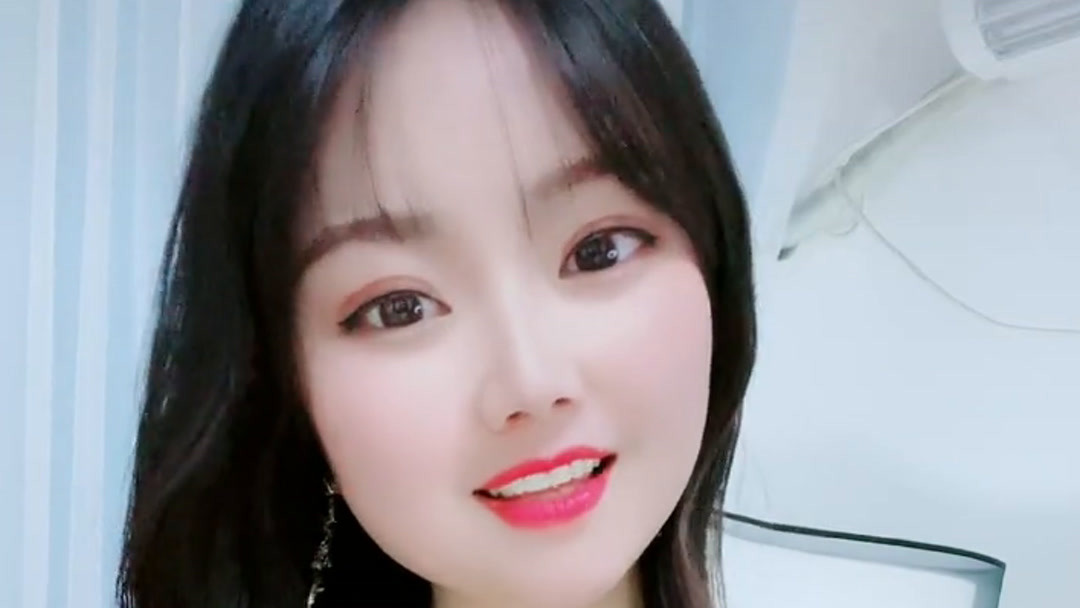 哥哥们,我的手机设置了,只要你给我点小红心再点右下角小箭头里的...