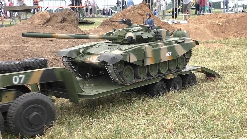 模型展的场地上,停下来一辆卡车,一辆坦克干脆的上了车!