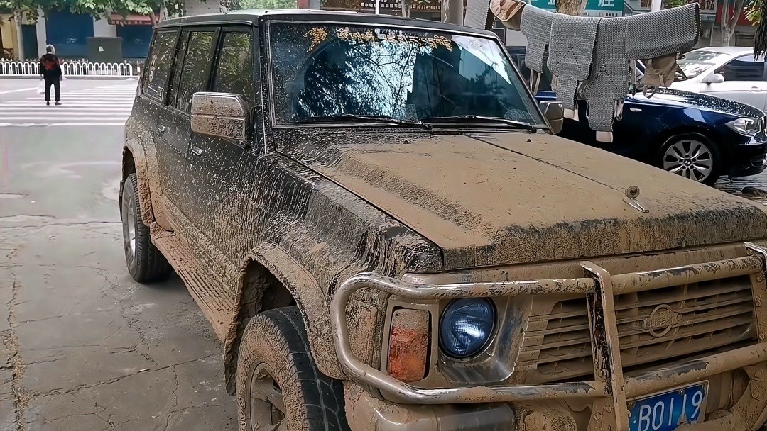 小伙的车该保养了,自备配件,看找修理店工时费花了多少钱,贵么