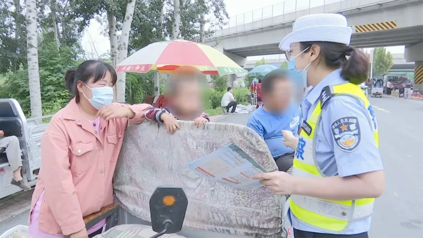 衡水交警开展三轮车违法载人宣传进集市活动