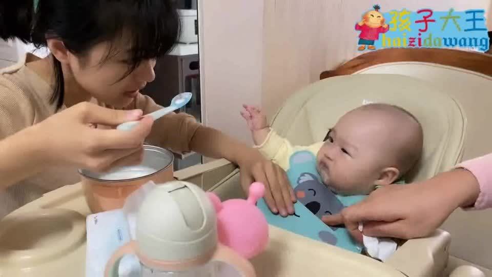 宝妈第一次给宝宝添辅食,喂一口吐一口全给了围兜,这可咋整啊!