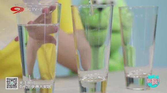 梦想1+1:玩疯了,密度小实验,玻璃棒在水里好像折断了一样