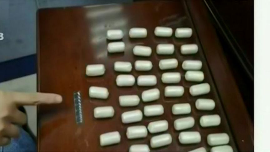 缉毒行动(中),“毒贩”体内运毒,刚下飞机便被拘捕