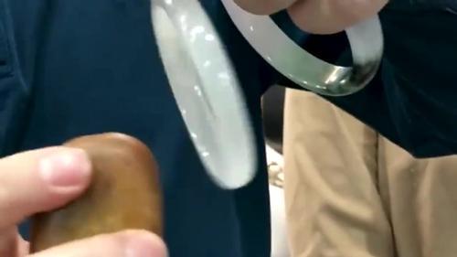 老先生教一招,听声音辨别翡翠手镯的真假,学到就不会上当了!