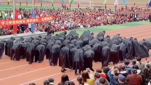广东学校运动会奇葩出场方式,最引人瞩目的,居然是条幅上的字
