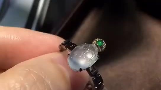 ߌ�ߌ�招财神器ߒ�肥嘟嘟的玻璃种小金蟾,咬钱最厉害的那种喔[...